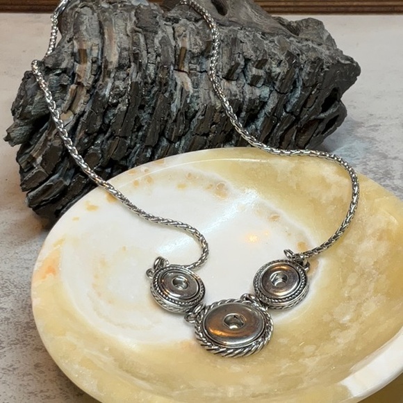 Jewelry | Elegant 18 Silver Toned 3 Snap Necklace | Poshmark